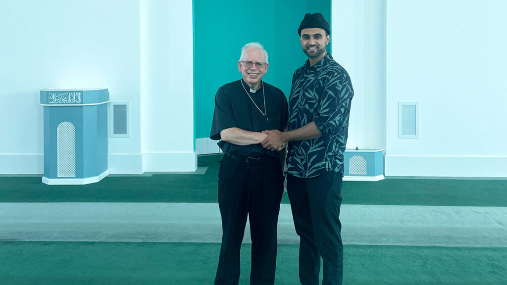 Bishop Hendricks visits one of the UK’s youngest Imams at an Ahmadiyya ...